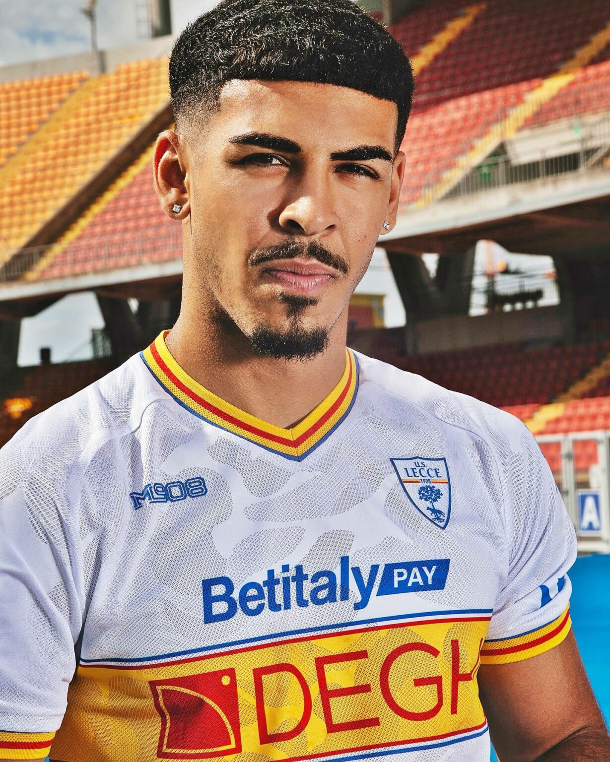 “Illuminata dal Salento”, ecco la seconda maglia del Lecce 2025/’26 ...